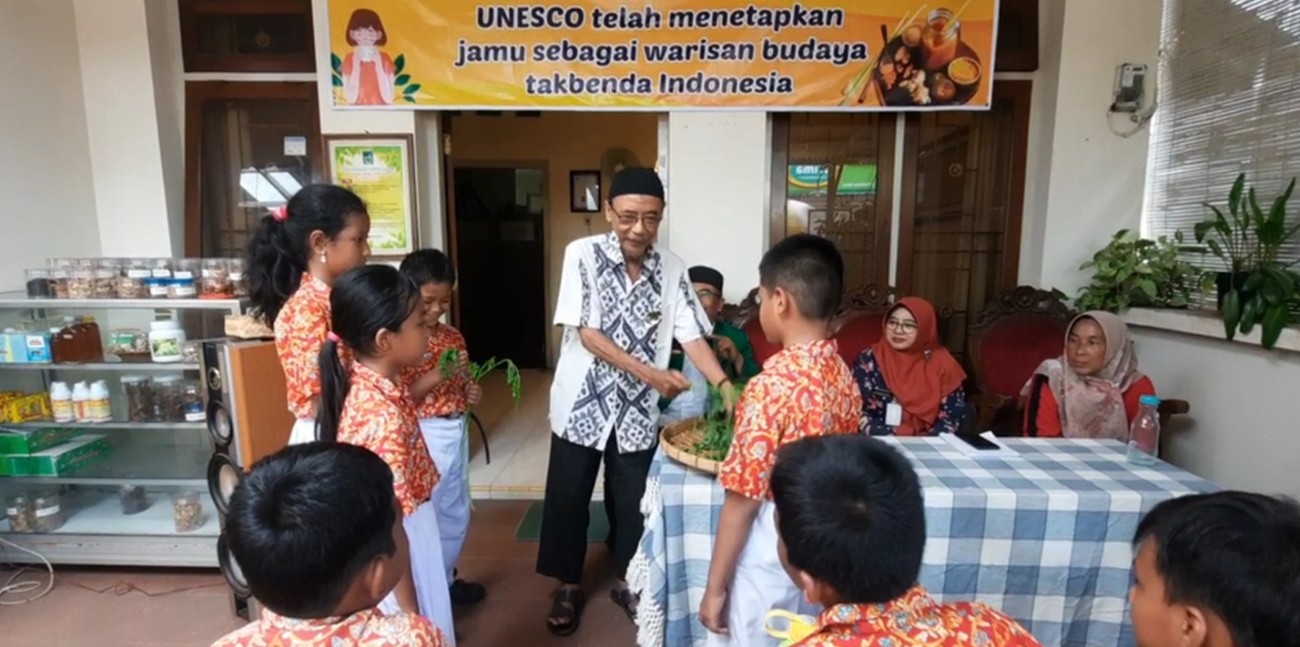 Lestarikan Jamu ke Generasi Millenial, Puluhan Siswa SD di Kudus ...